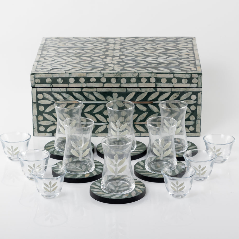 طقم صدف مكون من 12 قاعدة أكواب مع 6 أكواب للقهوة و 6 أكواب للشاي مع بو ...